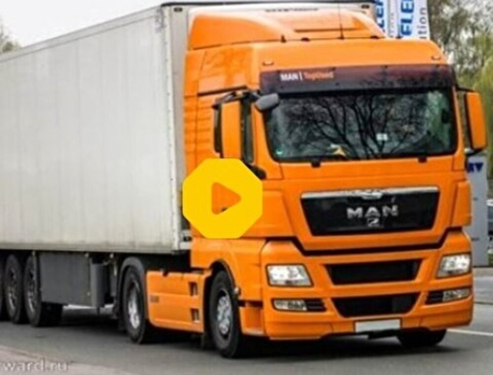 ویدیو دلهره آور از لحظه عبور حرفهای و خطرناک راننده تریلی از روی پل