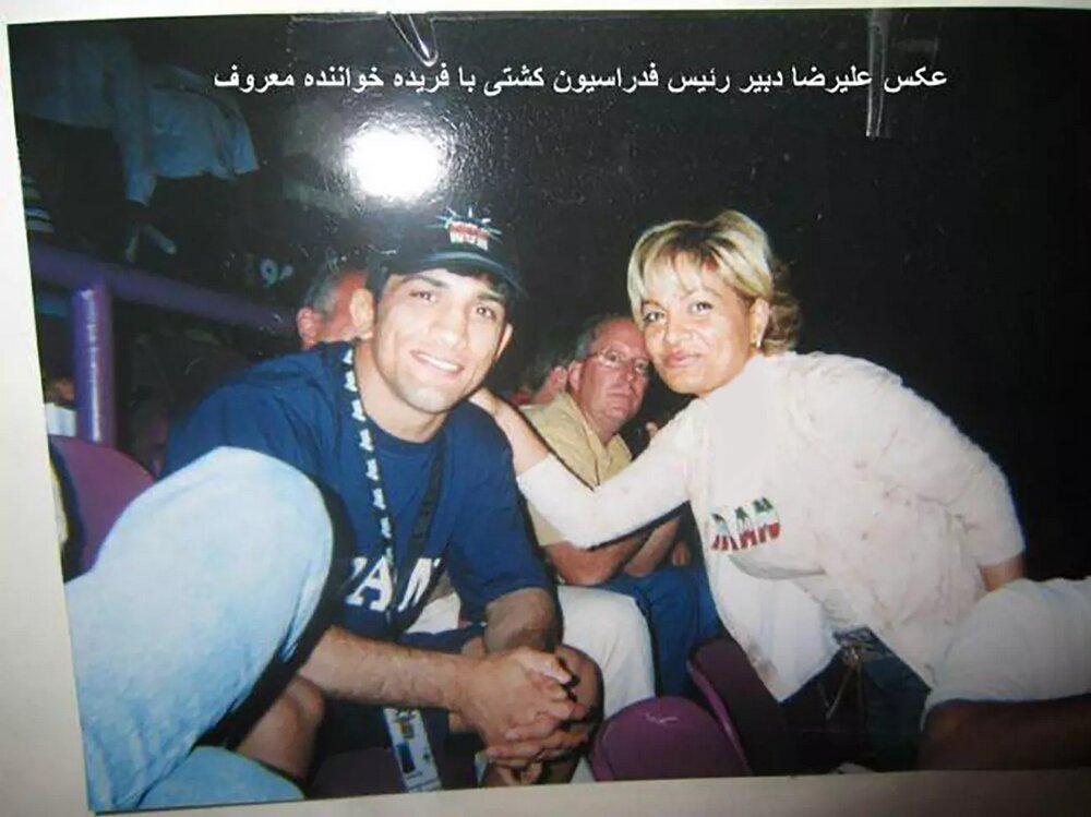 عکس علیرضا دبیر در کنار خواننده زن لس آنجلسی غوغا به پا کرد