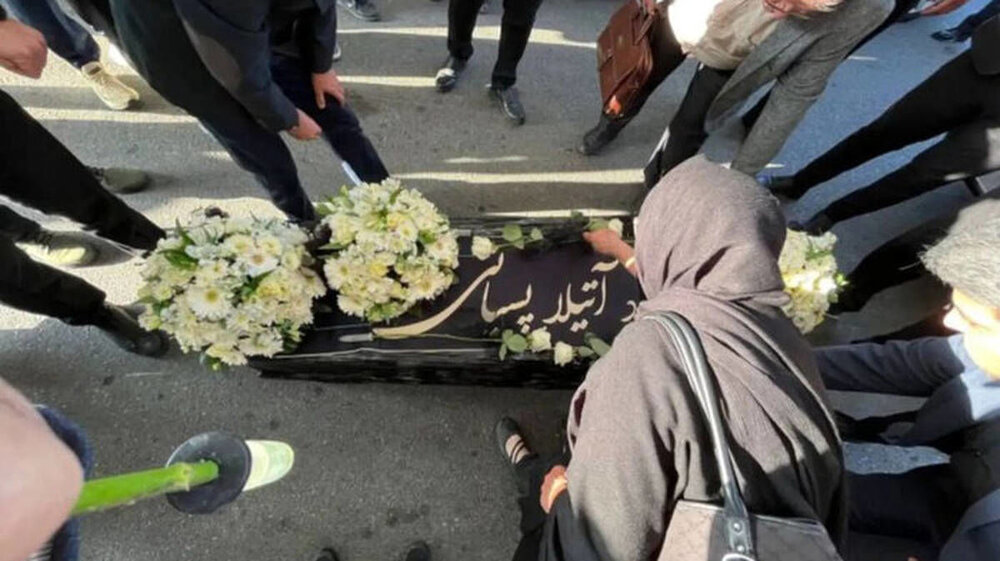 سیگار کشیدن بازیگر جوان ایرانی در مراسم تشییع آتیلا پسیانی عکس